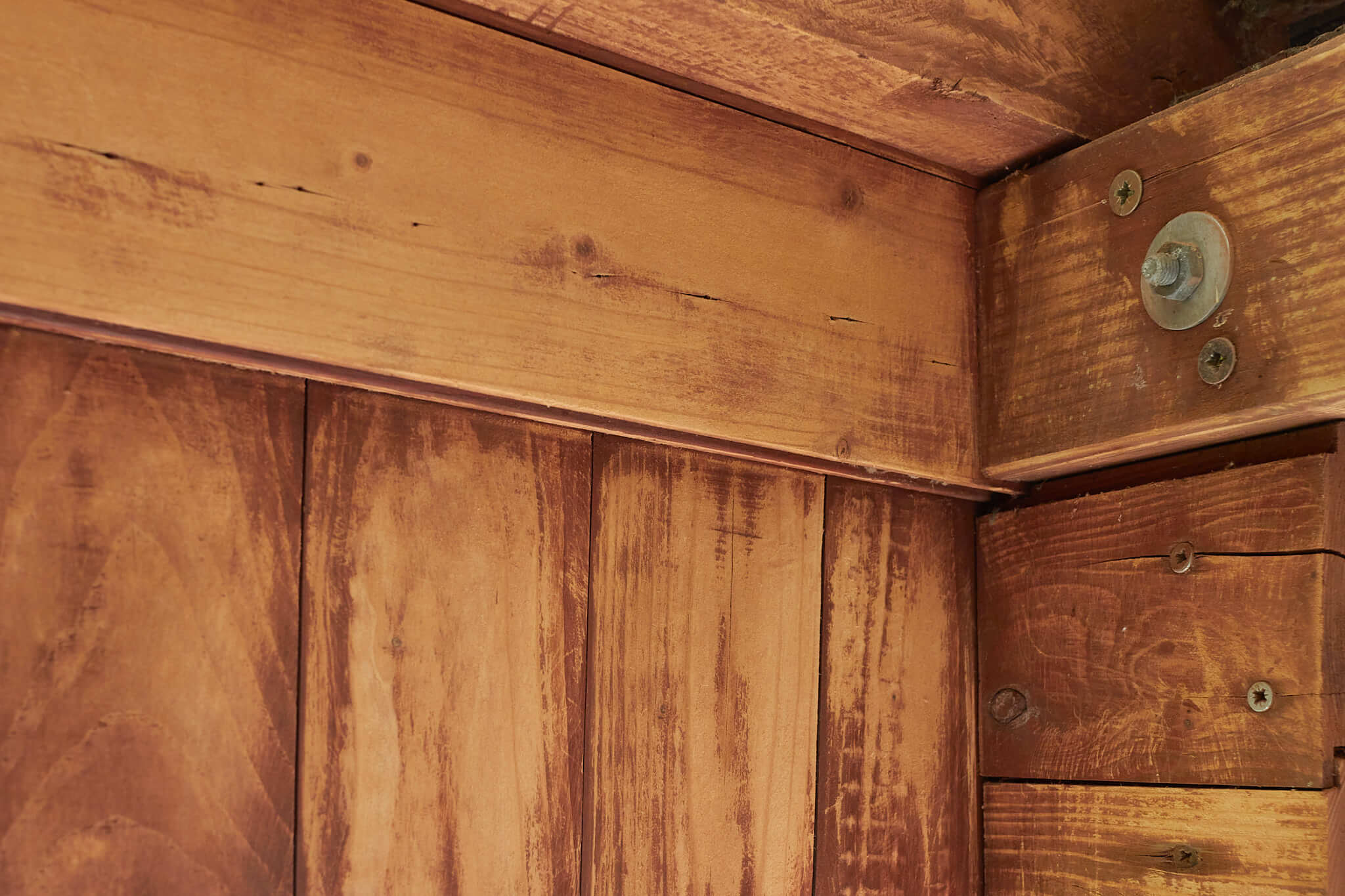 Gartenhaus-Veranda - dunkles Holz hell streichen