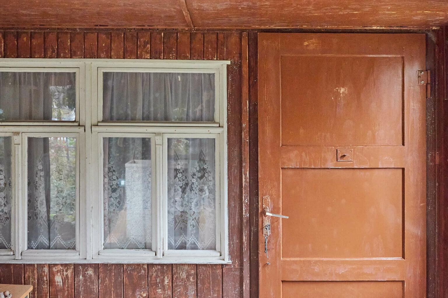 Gartenhaus-Veranda - dunkles Holz hell streichen